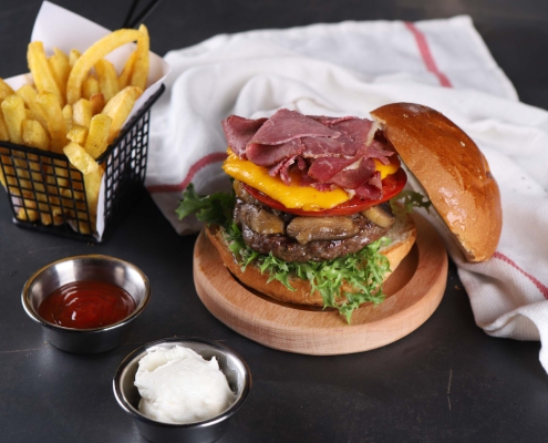 Lalezar Restaurant – Lalezar is a Turkish themed restaurant